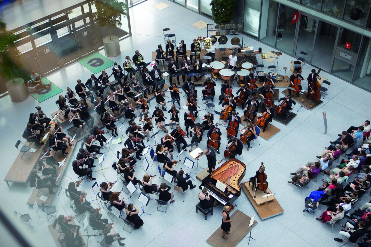 Unsere Angebote: Willkommensklasse, Orchester/ Chor, Musikschule ...